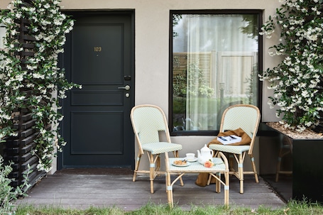 Quarto, terraƧo, no edifĆcio anexo | Vista para o jardim