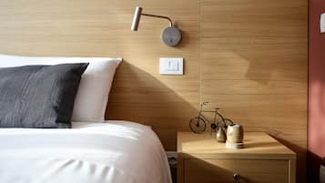 Quarto standard (Olmo) | Cofres nos quartos, quartos à prova de som, Wi-Fi de cortesia