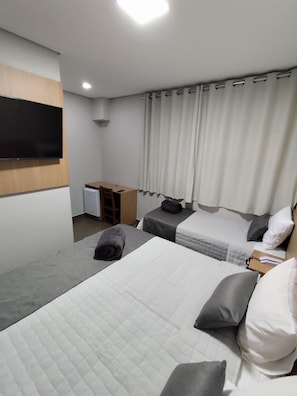 Quarto Triplo Familiar | Minibar, secretária, quartos insonorizados, Wi-fi grátis 
