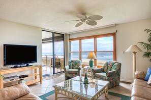 Condo, 3 quartos (Sand Dollar #205) | Sala de estar | TV, livros