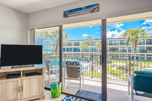 Condo (Grandma's Rest East) | Sala de estar | TV, livros