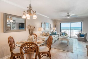 Condo (Sunrise Terrace) | Sala de estar | TV, livros