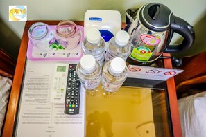 Um frigorífico, uma chaleira elétrica