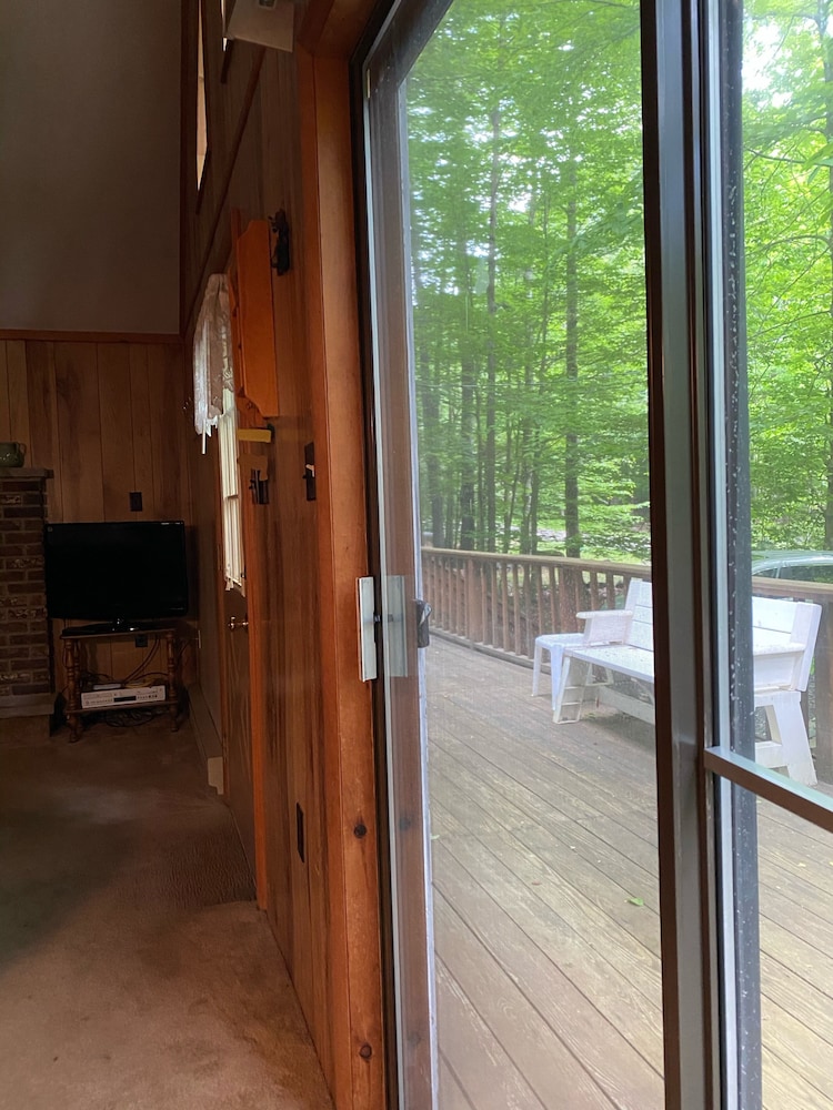 Pocono Retreat, Arrowhead Lake Beautiful Chalet - Gouldsboro Lake, PA