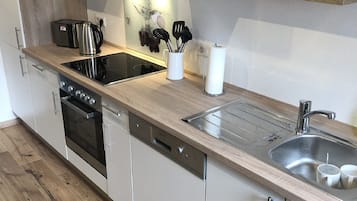 Apartamento | Cozinha privada | Um frigorífico, uma chaleira elétrica