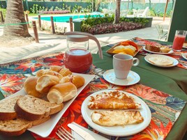 Café da manhã com buffet grátis todos os dias
