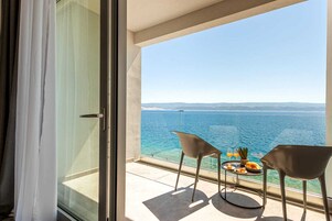 Superior room with glass balcony and sea view | Terraço/pátio