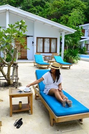 Praia particular, espreguiçadeiras, toalhas de praia