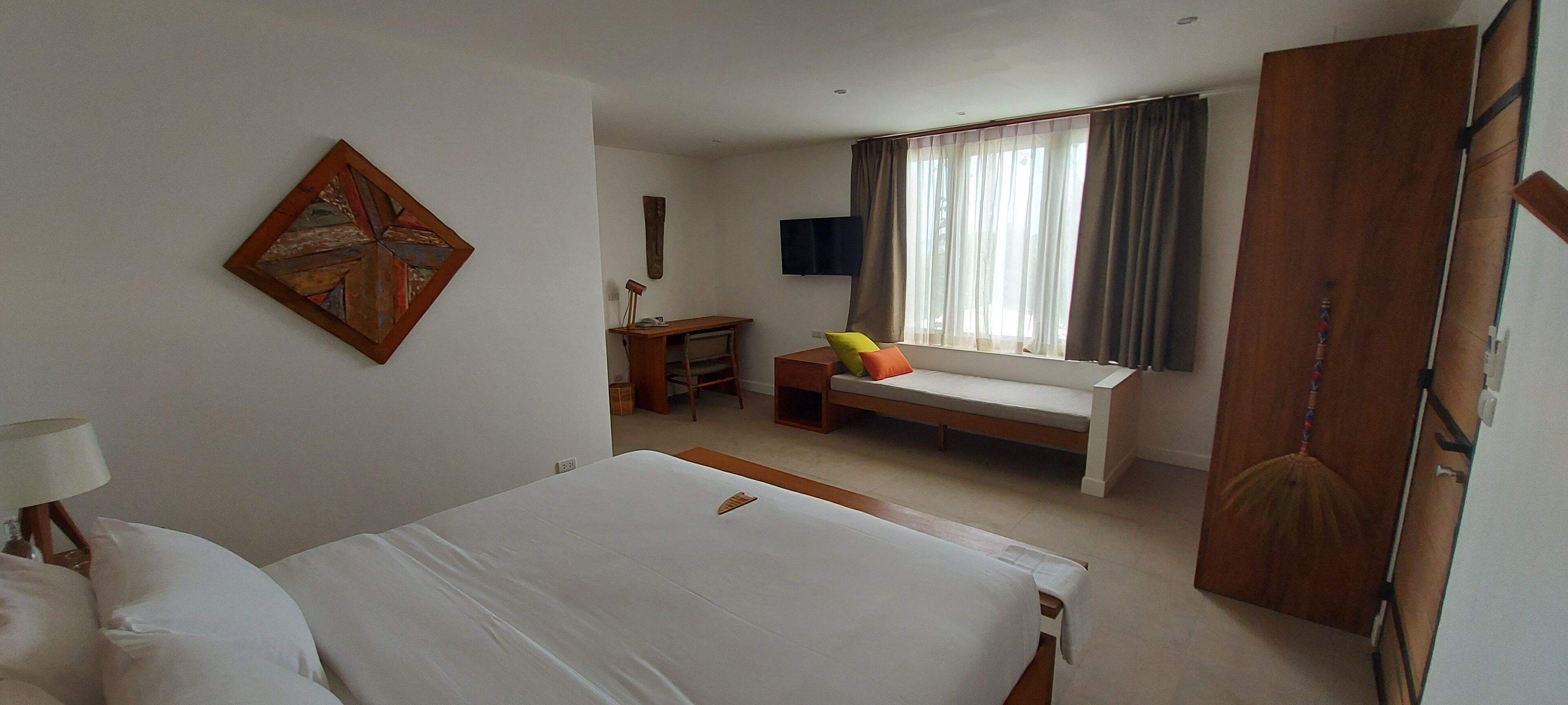 Frigobar (abastecido com alguns itens grátis), cofres nos quartos