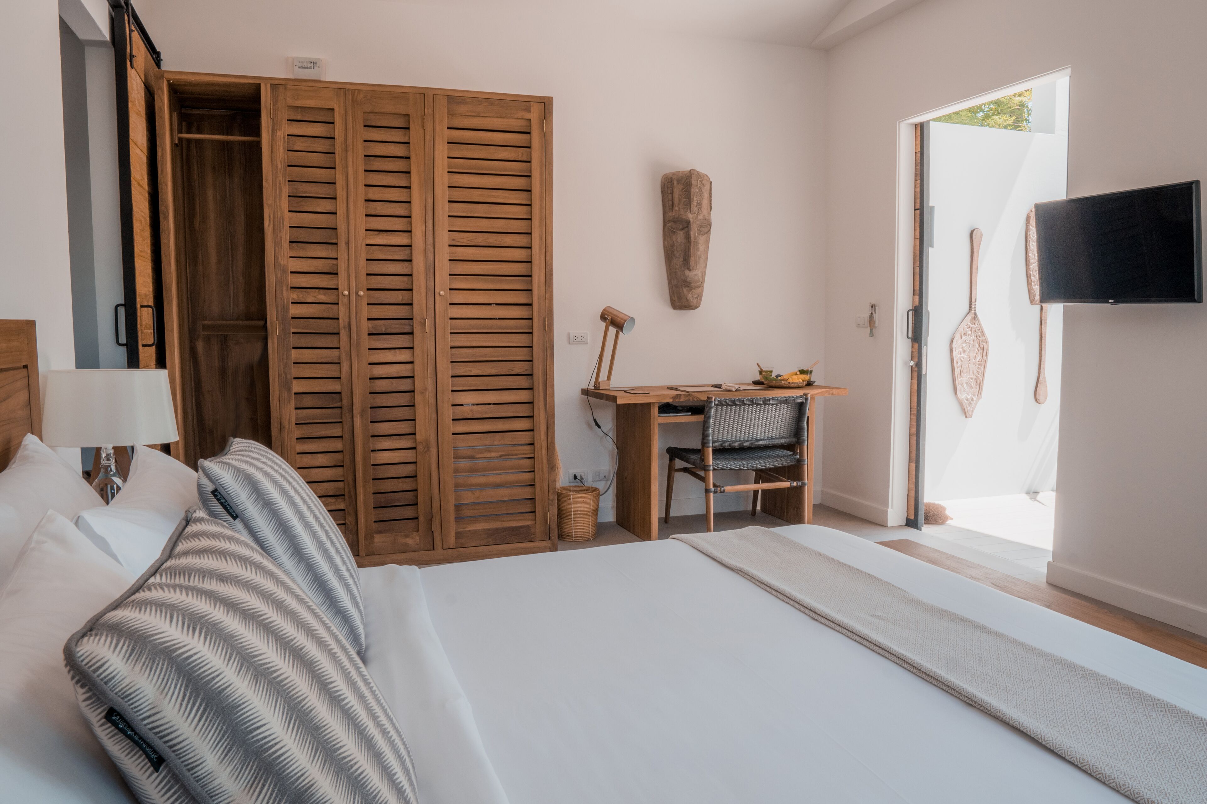 Frigobar (abastecido com alguns itens grátis), cofres nos quartos