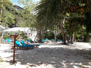 Uma praia privada, espreguiçadeiras, toalhas de praia 