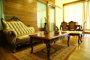 Suite Royal, varanda | Sala | Televisor LED