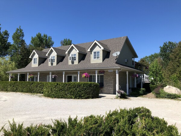 Adventure The Bruce Inn - Recently Renovated With Outdoor Hot Tub - Tobermory