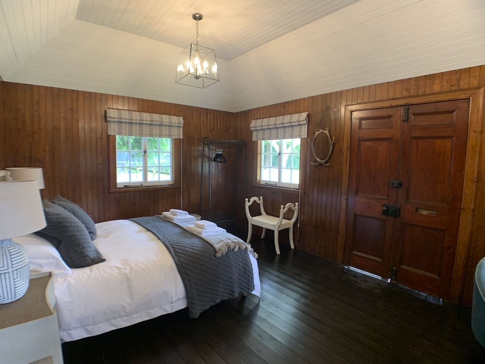 Couples Unique Getaway: The Bowling Club , Rural And Funky - Fife