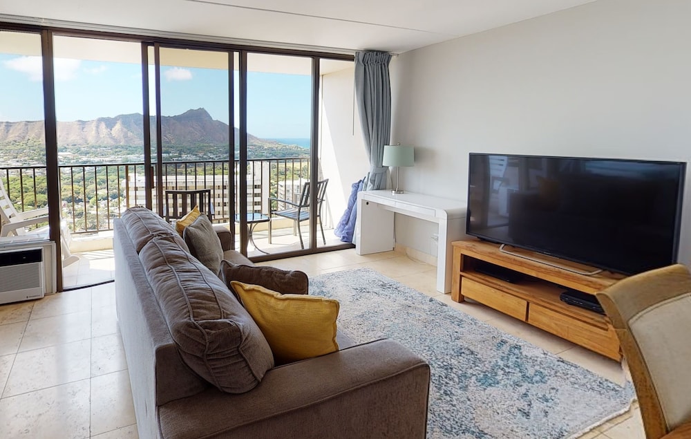Sleek & Modern 32nd Floor Condo At The Waikiki Banyan - Free Parking! By Koko Resort Vacation Rentals - O‘ahu, HI