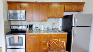 Apartamento em Condomínio Fechado, 1 quarto | Cozinha privada | Um frigorífico, um micro-ondas, um forno, uma cafeteira/bule