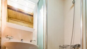 Quarto Duplo Standard | Casa de banho | Um polibã, um secador de cabelo, toalhas fornecidas 