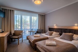 Quarto casal clássico | Escrivaninha, espaço de trabalho para notebook, cortinas blackout