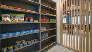 Passadeira com diversos alimentos embalados.