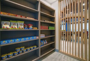 Passadeira com diversos alimentos embalados.