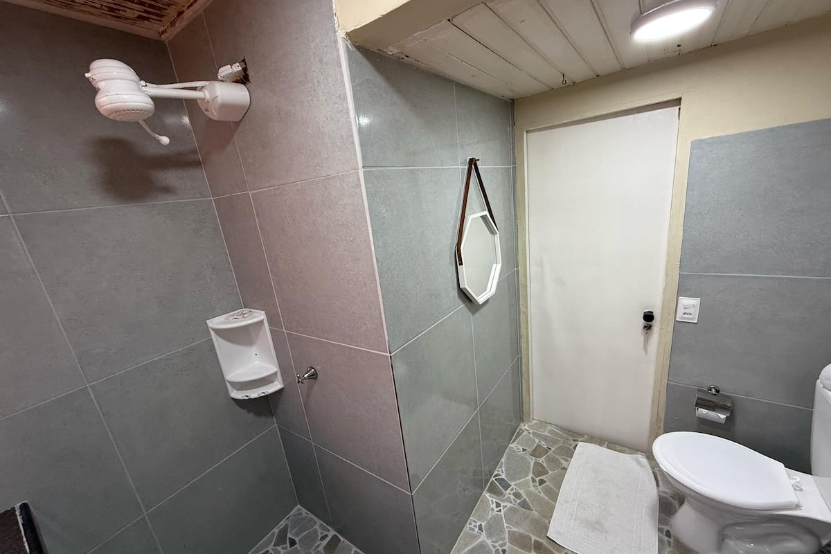 Quarto Superior, vista para o lago | Casa de banho | Um polibã, um chuveiro fixo, artigos de higiene pessoal grátis