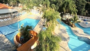 Piscina interna, 3 piscinas externas, guarda-sóis, espreguiçadeiras
