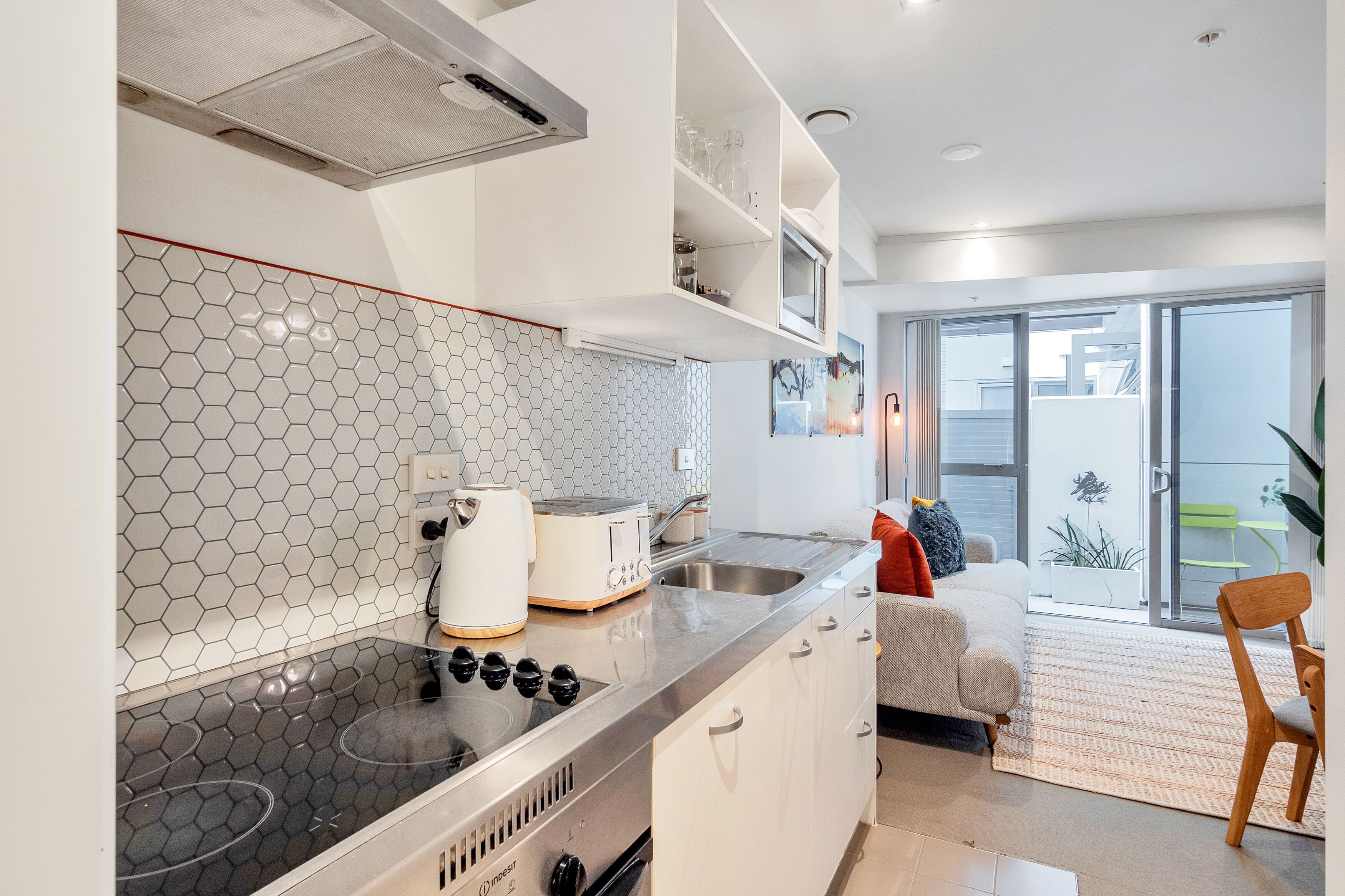 Apartamento | Kitchenette privada | Um frigorífico/congelador grande, um micro-ondas, um forno 