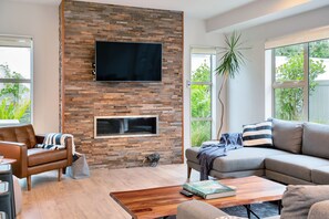 Casa, 5 quartos | Sala de estar | Televisor de 42 polegadas com canais por cabo
