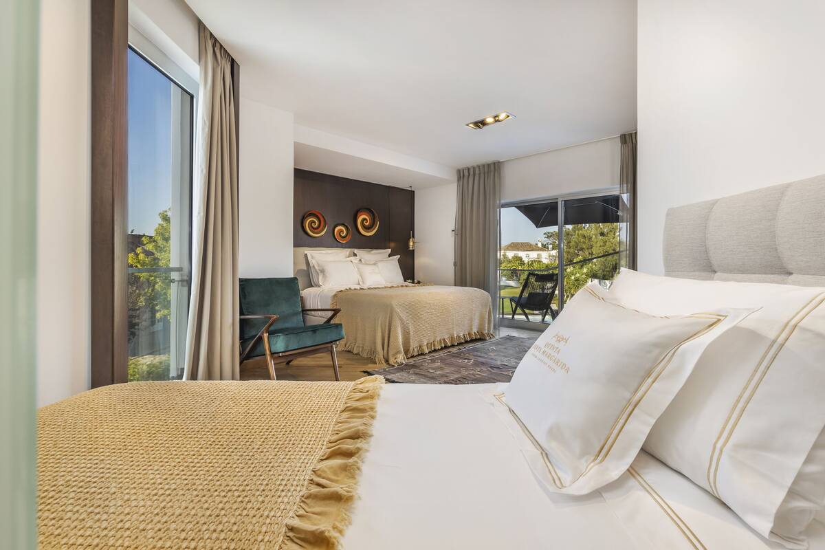Quarto Triplo, vista para a piscina | Minibar, Wi-fi grátis 