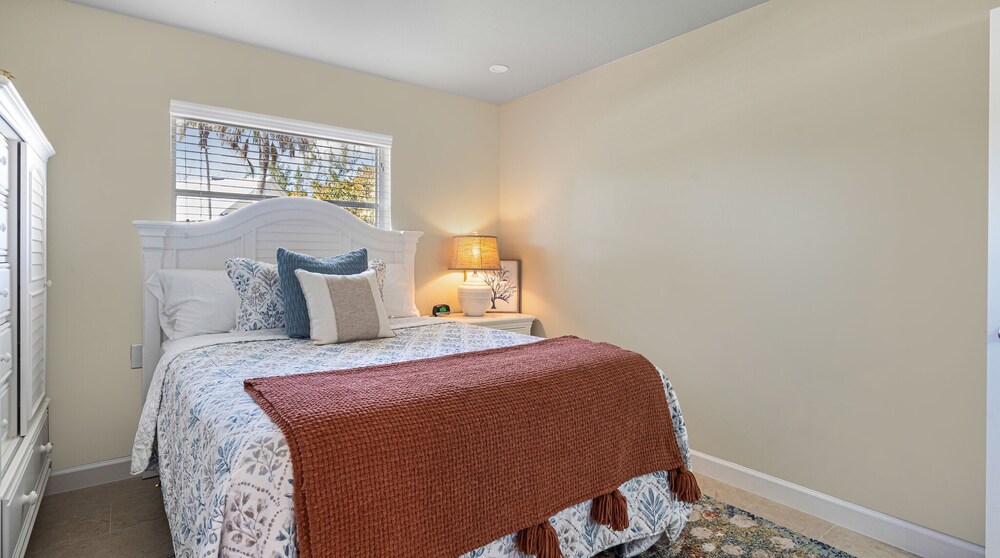 Sanibel Shores A2 Beautiful 2 Bedroom Cottage Short Walk To The Beach - Blind Pass Beach, Sanibel