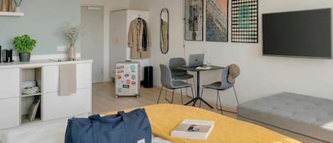 Suite L + seating area | Secretária adequada para computadores portáteis, Wi-fi grátis