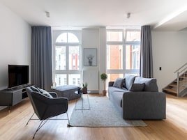 Two-Bedroom Duplex Suite | Área de estar | TV de tela plana 125 cm com canais digitais, TV