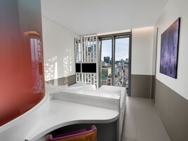 2 Twin Beds, City View | Frigobar, cofres nos quartos, escrivaninha