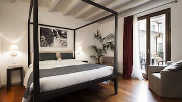 Quarto Triplo Standard | 1 quarto, edredões de penas, minibar, cofre no quarto