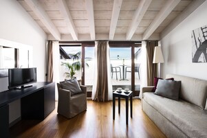 Suíte família | Área de estar | TV de tela plana