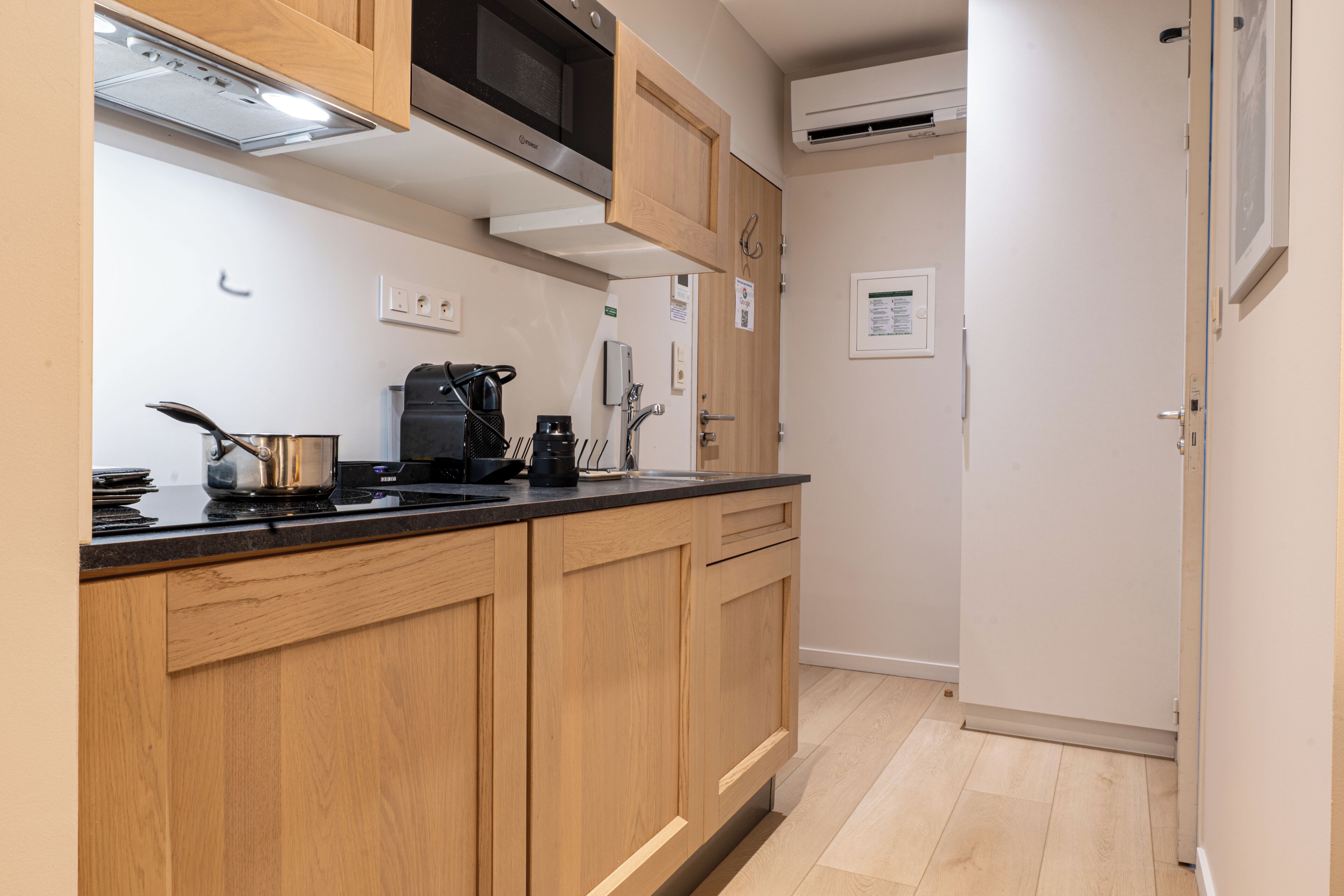 Quarto casal, 1 cama Queen, vista para a cidade (5) | Cozinha privada | Frigobar, micro-ondas, cooktop, máquina de café expresso