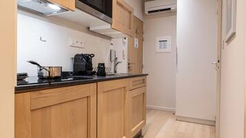 Quarto casal, 1 cama Queen, vista para a cidade (5) | Cozinha privada | Frigobar, micro-ondas, cooktop, máquina de café expresso