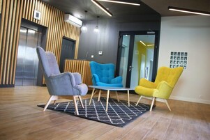 Área de estar no saguão