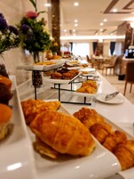 Pequeno-almoço continental diário mediante uma taxa 