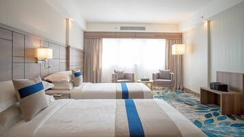 Roupa de alta qualidade, minibar, cofre no quarto, secretária