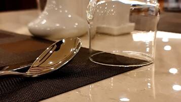 Pequeno-almoço continental diário (50 SAR por pessoa)