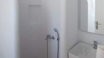 Quarto casal básico | Banheiro | Chuveiro, secador de cabelo, toalhas de banho, sabonete