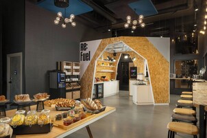 Café da manhã com buffet todos os dias (EUR 20 por pessoa) 