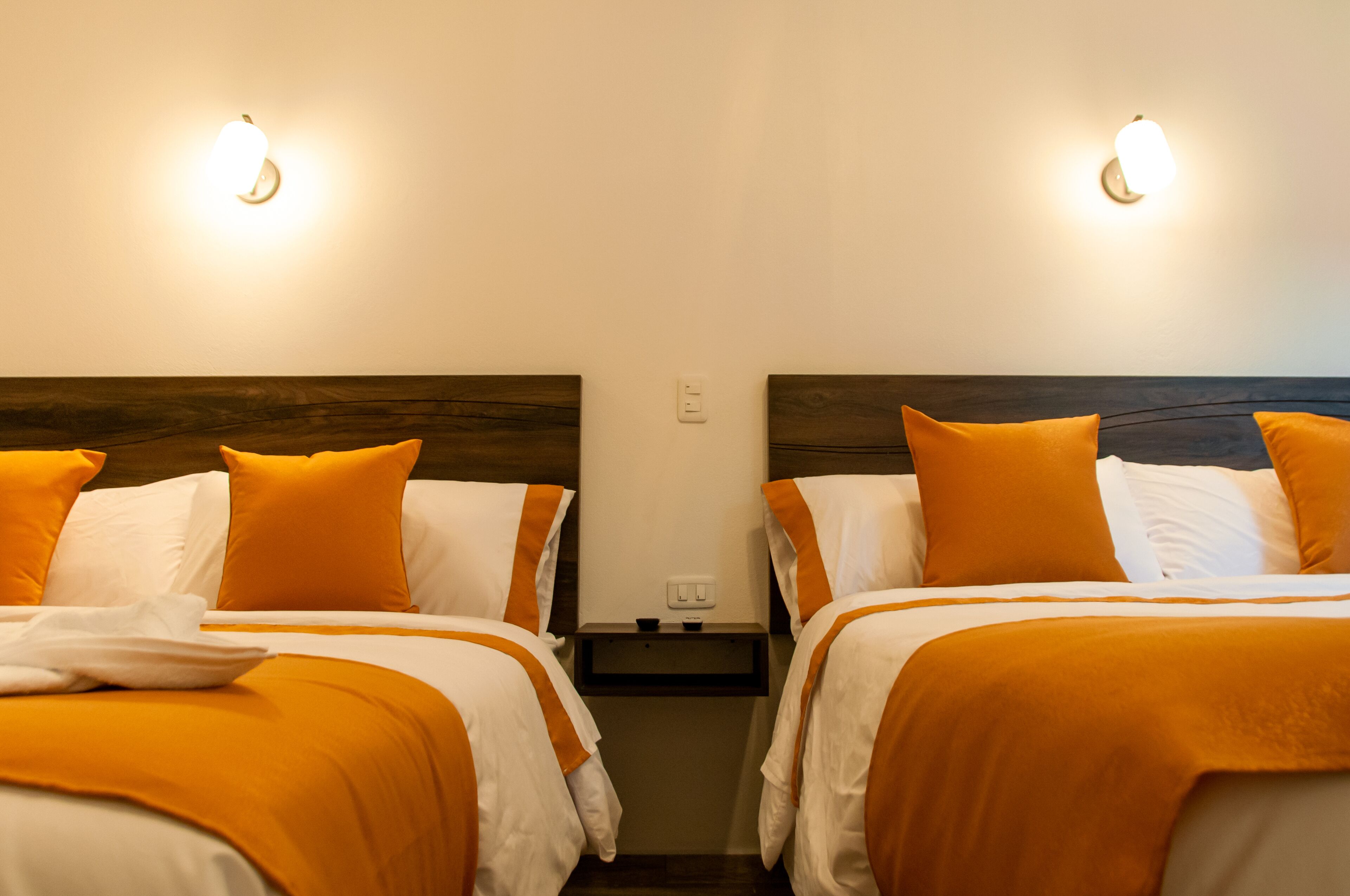 Suíte família, sacada | Roupas de cama premium, cofres nos quartos, individualmente decorados