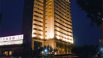 Fachada da propriedade à noite