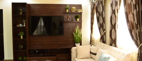 Apartamento Deluxe | Sala de estar | Televisor plasma de 100 polegadas com canais por cabo, televisor