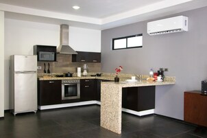 Um frigorífico/congelador grande, um micro-ondas, uma placa de cozinha