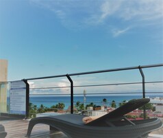 Terraço com espreguiçadeiras