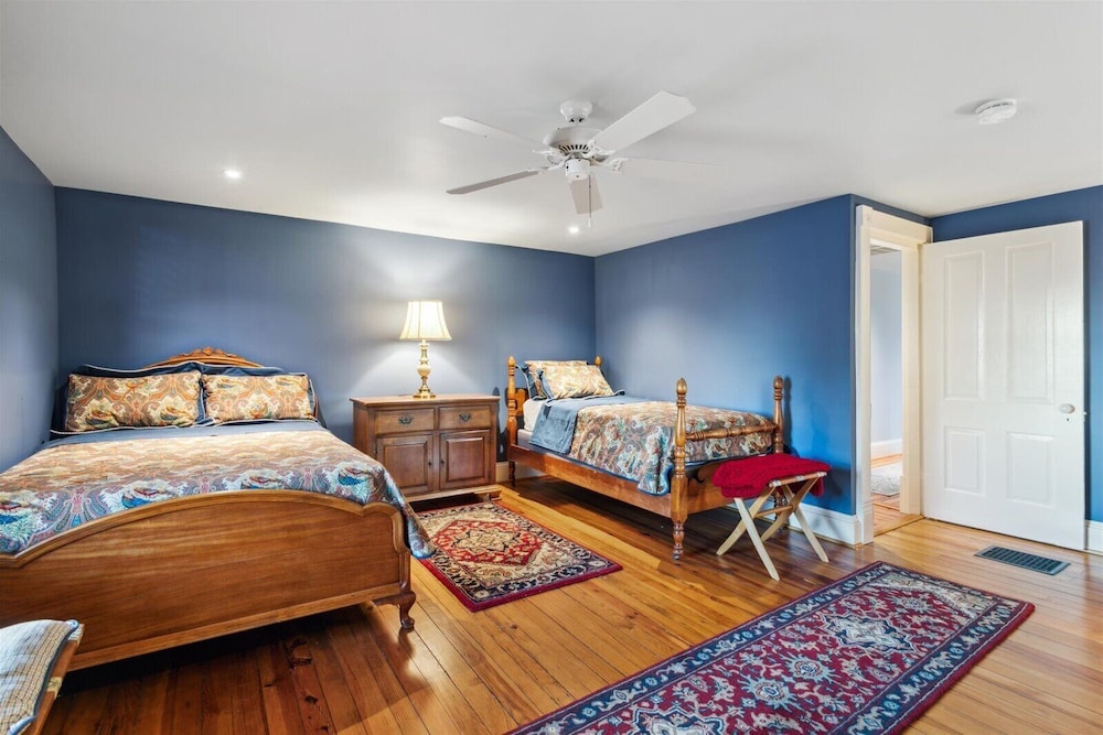 Freshly Renovated C1900 Farmhouse In Plainview Surrounded By Crop Fields - Gloucester, VA