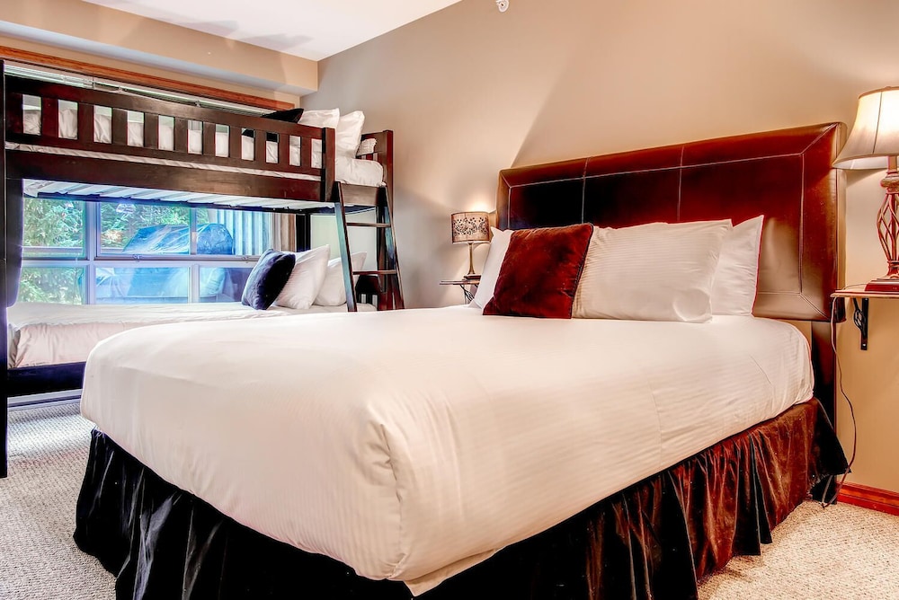 Prime Ski-in Ski-out Location! Top Floor Unit, Pool, Hot Tubs, Bbq (552) - Whistler